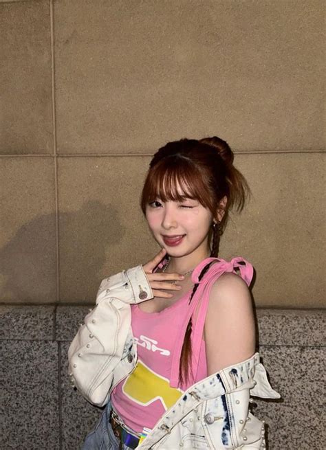 Niziu・ミイヒ、美スタイル際立つポップな衣装。色っぽ可愛いミイヒの魅力炸裂！ Okmusic