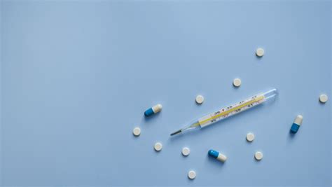 파란색 배경에 온도계 캡슐 및 정제 약물 의료 종사자의 날 의료 병원 배너 텍스트 템플릿 0명에 대한 스톡 사진 및 기타 이미지