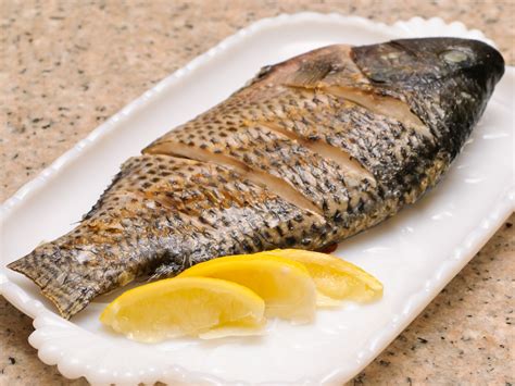 Cómo cocinar pescado a la parrilla 15 pasos con fotos