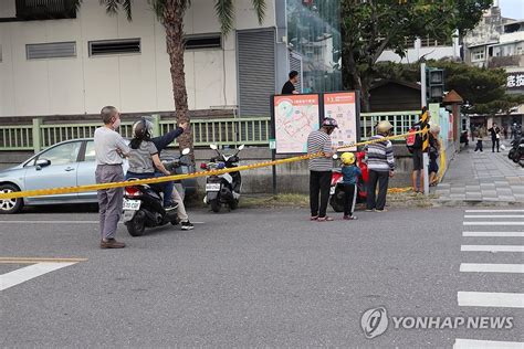 지진 피해 빌딩 살펴보는 시민들 연합뉴스
