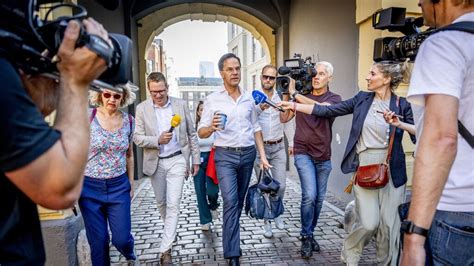 Bijna Twee Derde Blij Met Val Kabinet Wel Zorgen Om Stilstand