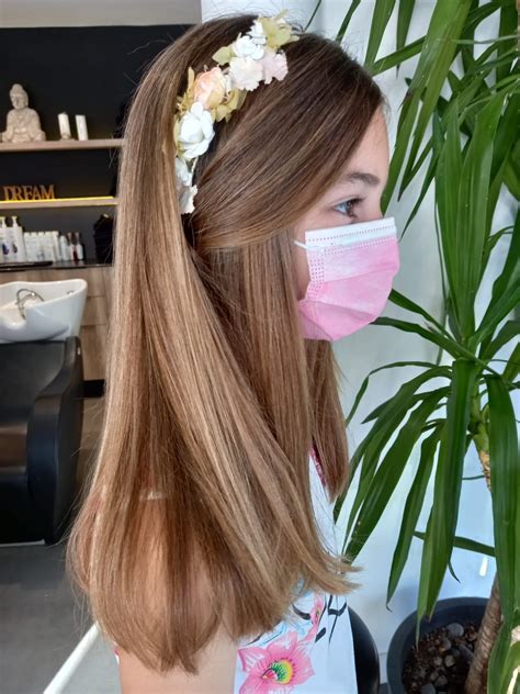 Peinado de comunión con diadema de flores Tupelu Peluquería Ainsa