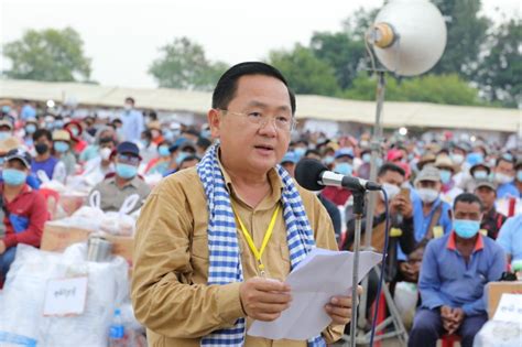 សម្ដេចតេជោ ហ៊ុន សែន អញ្ជើញសំណេះសំណាល ចែកស្រូវពូជ និងស្បៀងអាហារ ដល់ប្រជាពលរដ្ឋរងគ្រោះដោយទឹកជំនន់