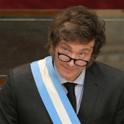Javier Milei anunció que cierra la agencia Télam y un protocolo para