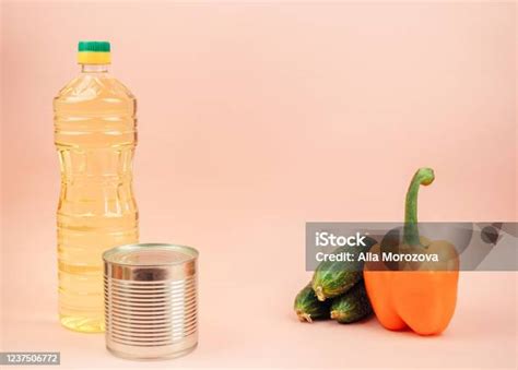 분홍색 배경에 고립 된 식량 공급 격리 식량 위기 파스타 통조림 식품 오이 버터 달콤한 후추 음식 배달 기부 자선의 개념 카피스페이스 0명에 대한 스톡 사진 및 기타 이미지