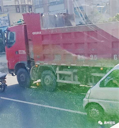 G207国道高州冼太大道路段发生车祸，一人躺在大货车底，凶多吉少