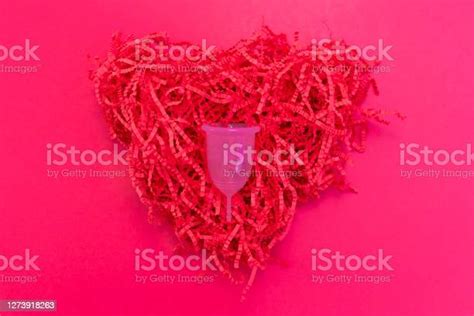 파쇄 된 종이 포장 재료의 생리 컵은 빨간색 배경에 평평하게 놓여 있습니다 사용 중 생리컵의 추상적인 상징적 이미지 0에 대한 스톡 사진 및 기타 이미지 Istock