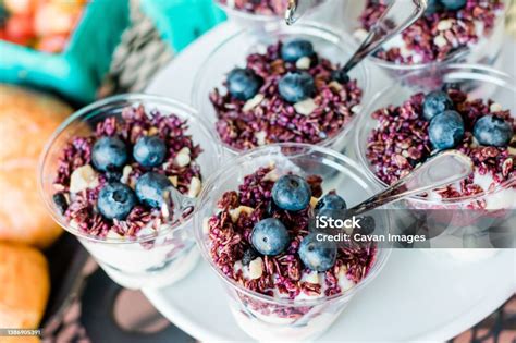브런치 파티를 위한 요구르트와 베리 파르페 과일 파르페에 대한 스톡 사진 및 기타 이미지 과일 파르페 0명 달콤한 음식
