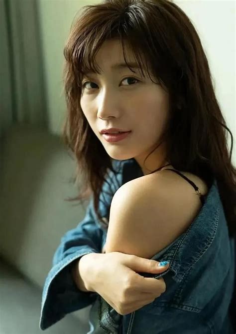 小仓优香：甜美可爱，时尚魅力！