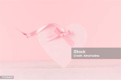 발렌타인 데이에 대 한 부드러운 장식흰색 나무 보드 근접 촬영에 리본으로 부드러운 밝은 분홍색 심장 0명에 대한 스톡 사진 및