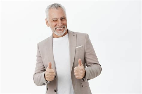 Bel Homme Daffaires Prospère Souriant Montrant Le Pouce En Lair En