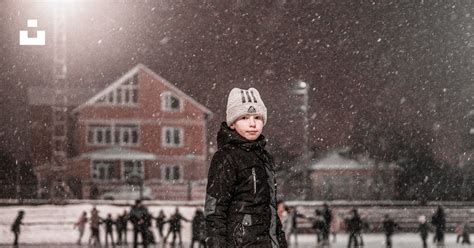 눈밭에 서 있는 검은 재킷과 바지를 입은 여자의 회색조 사진 사진 Unsplash의 무료 겨울 이미지