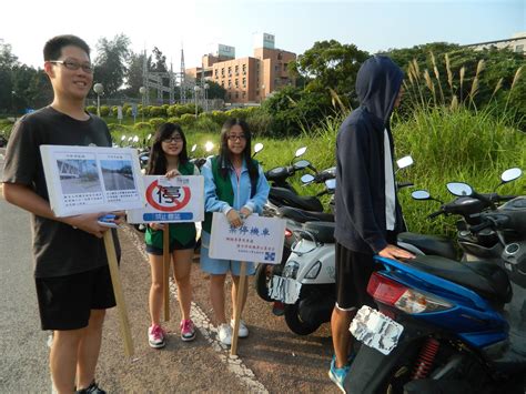 長庚科技大學交通服務社 宣導腳踏車專用道禁停機車。 校門口的腳踏車專用道請不要停放機車唷！