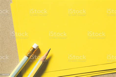 상단 보기로 복사 공간이있는 미니멀 리스트 템플릿은 흰색 텍스처 용지에 고립 된 나무 노란색 연필의 매크로 사진을 닫고 노란색