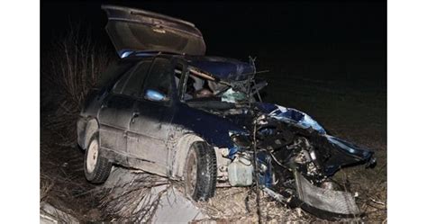 Двама загинаха на място след удар в стълб