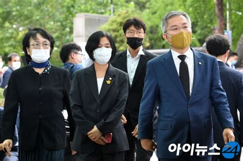 포토 박원순 시장 빈소 찾은 최강욱·김진애