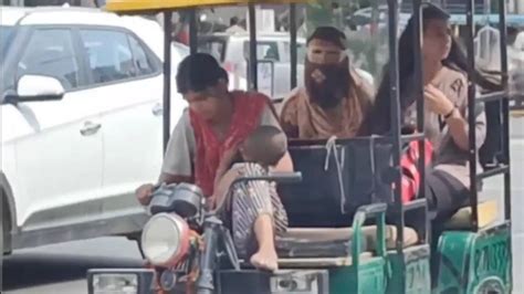 Viral Video E Rickshaw Driver Doubles As Mother At Work Viral News