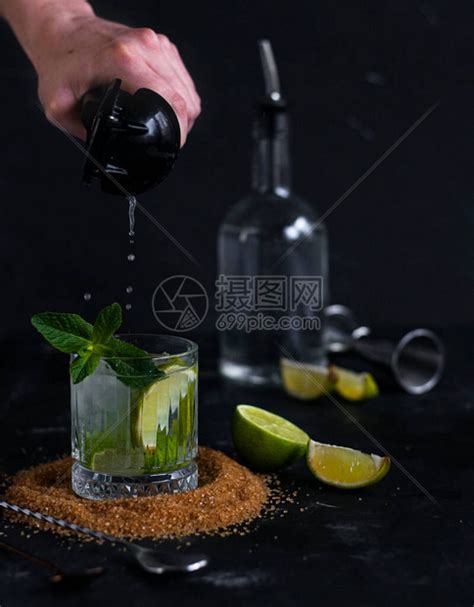 含苏打石灰和薄荷的酒精高清图片下载 正版图片504343239 摄图网