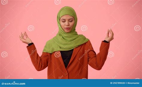 Medium Sized Isolated Photo Capturing An Attractive Young Woman Wearing