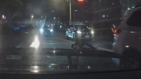 桃園深夜警匪槍戰！ 嫌穿防彈背心掃射派出所 22歲勇警左肩中彈倒地 奮力回擊12槍 民視運動網