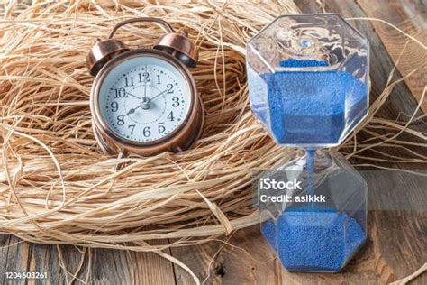 책상 알람 시계에 파란색 모래 시계는 배경 선택적 초점과 피사계심이다 시간 개념 2 위 상 종류에 대한 스톡 사진 및 기타