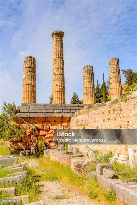 델파이 그리스 산 파에 고고학 사이트에서 아폴로 사원 델파이 아폴로 성소에서 Oracle에 의해 유명 유네스코 세계 유산 0명에 대한 스톡 사진 및 기타 이미지 Istock