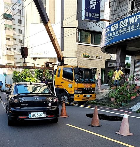 臺南市政府工務局 永康區新行街66號道路坑洞卡車輪 市府漏夜緊急搶修今凌晨完成通車🚗
