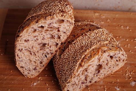 Цельнозерновой пшеничный хлеб на закваске с семенами льна и кунжутом