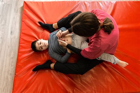운동을하는 빨간 체조 매트에 장애인 아이와 물리 치료사 전염병 마스크 보호 2명에 대한 스톡 사진 및 기타 이미지 2명