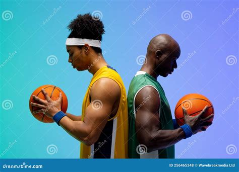 Imagen De Dos Diversos Jugadores De Baloncesto Con Baloncesto De Fondo