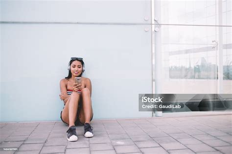 스마트폰을 사용하고 헤드폰으로 노래를 듣는 여성 힙스터 20 24세에 대한 스톡 사진 및 기타 이미지 20 24세 Mp3 플레이어 거리 Istock