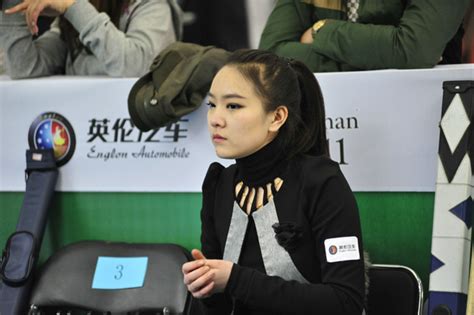 图文：中式八球美女裁判 孙树静场边静静等待 搜狐体育