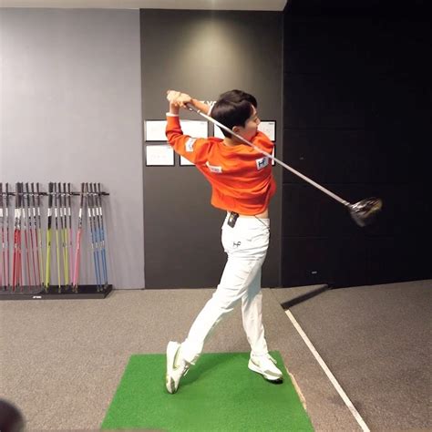 요넥스 골프 레전드 레슨 박세리 임진한 김효주가 함께하는 골프 레슨 레슨 과정에서 김효주 프로가 스윙을 레슨 대상자들에게 시연했는데요 스윙의 정석답게 깔끔한 스윙을