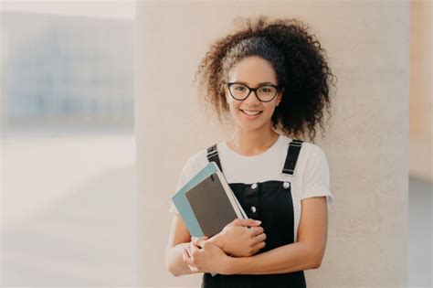 7 Psychological Reasons Why Someone Looks More Attractive Science Of