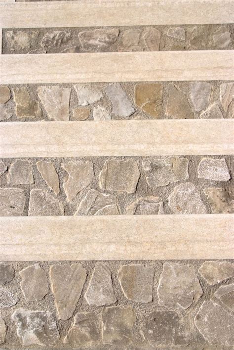 Realizzazione Di Una Scala Esterna In Lastra Di Pietra Antica E Bordo