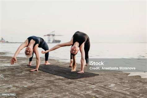 스포티 한 여자 에 The 바닷가 하기 아크로 요가 연습 포즈 Asana 균형에 대한 스톡 사진 및 기타 이미지 균형 모래