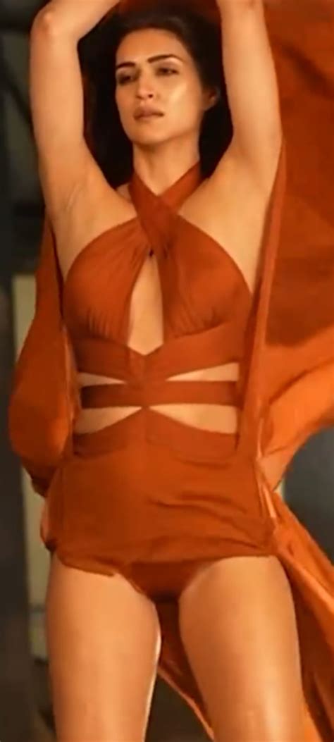 Kriti Sanon delicious camel 🐪 toe : r/lustiwood