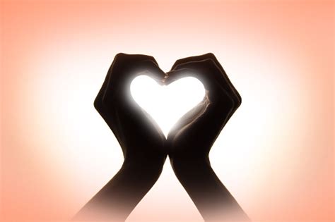 파스텔 색상의 분홍색 배경에 마음을 묘사 한 손 하트의 실루엣 발렌타인 데이 국제 여성의 날 또는 어머니의 날에 대한 휴일 사진 마음의 추상적 인 이미지입니다 0명에 대한