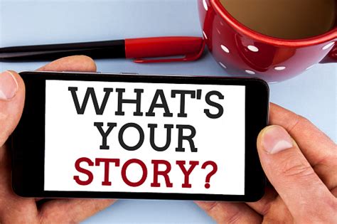 단어 쓰기 텍스트 무엇 이다 당신의 이야기 질문 말하기 개인 과거에 대 한 비즈니스 개념 경험 일반 배경 컵 표식에 사람에 의해 보유 하는 휴대 전화 화면에 스토리 텔 링