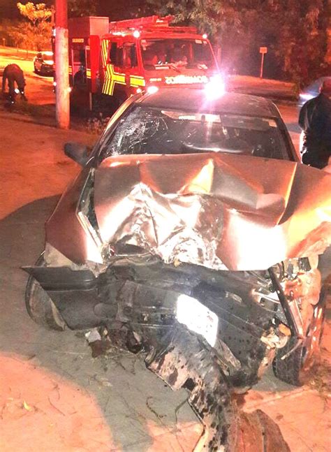 Carro bate em árvore e quatro pessoas sem cinto de segurança ficam feridas em MS Mato Grosso