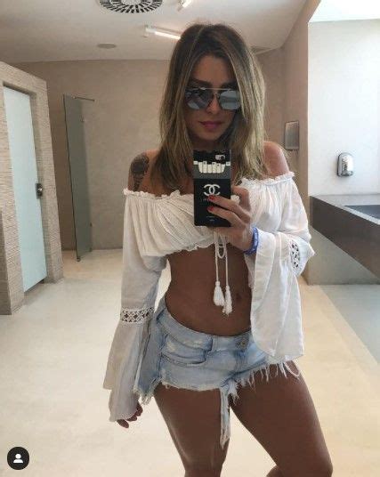 Fabíola Oliveira mulher do bicheiro Rogério Andrade caiu na net transando os seguranças