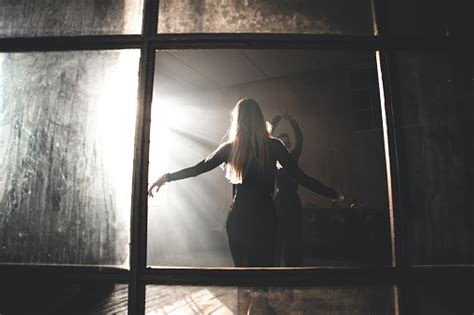 두 명의 전문 볼룸 댄서 몇 명이 로프트 스튜디오에서 춤을 추고 있습니다 무거운 연기와 아름다운 예술 공연 스포츠 생활 개념