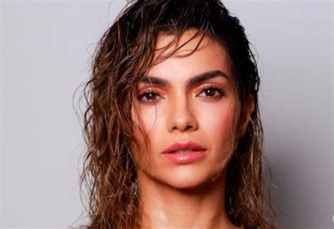 SBT TV Kelly Key exibe barriga trincada em foto pós treino e impressiona