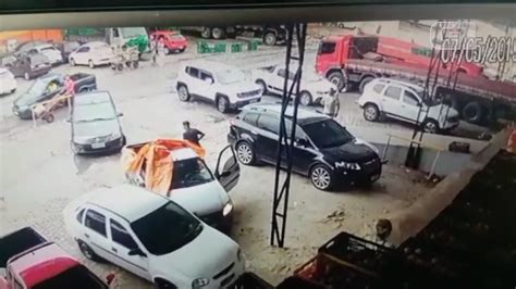 Ladrão rouba dinheiro tenta escapar em carro bate em dois veículos e