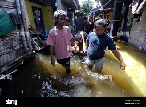 Mojokerto Indonesia 10th Dec 2024 People Evacuate An Elderly Man