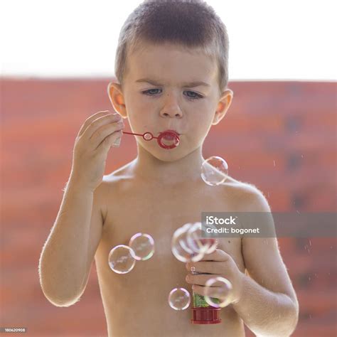 남자아이 불기 비누 비눗방울 2 3 살에 대한 스톡 사진 및 기타 이미지 2 3 살 금발 머리 기포 Istock