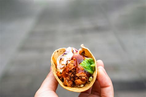 뽑은 돼지고기 쇠고기 칠리 콘 카른을 곁들인 멕시코 전통 정통 수제 타코와 토마토 샐러드 아보카도 과카몰리 딥 소스제공 타코에