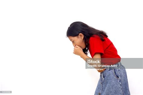 아시아 어린 소녀는 메스꺼움을 느끼고 구토 할 것입니다 건강한 개념 복사 공간이있는 흰색에 격리 됨 구토에 대한 스톡 사진 및