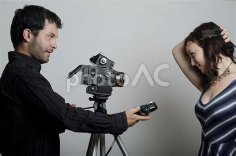 カメラを構える男女3 No 200737｜写真素材なら「写真ac」無料（フリー）ダウンロードok