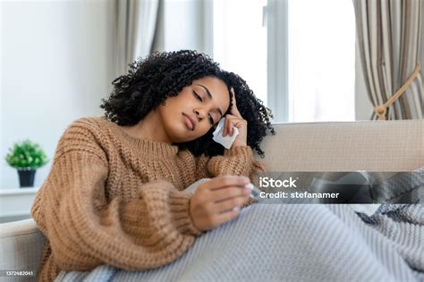 집에서 아픈 날 젊은 여성은 콧물과 감기가 있습니다 기침 감기 또는 독감 병을 잡은 아름다운 젊은 여성의 클로즈업 코로나바이러스를 가진 건강에 해로운 여자의 초상화